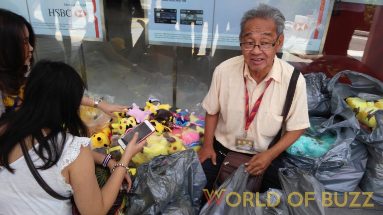 'Soft Toy Uncle' in Damansara Uptown Goes Viral, Overwhelmed by People ...