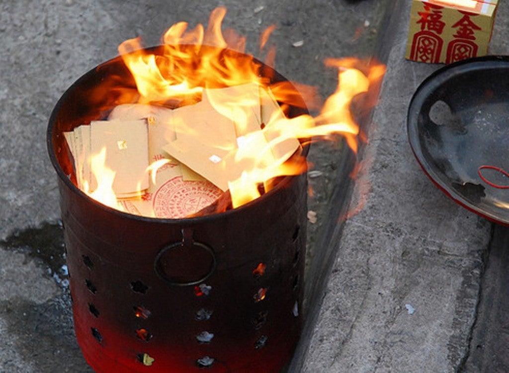 City in China Bans Burning of Hell Notes to Curb Pollution - WORLD OF BUZZ