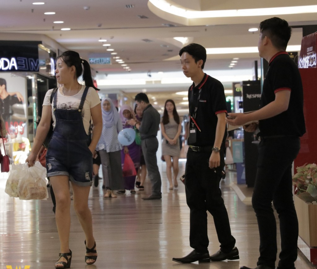 10 Funny Things Malaysians Do to Avoid Pushy Promoters - WORLD OF BUZZ