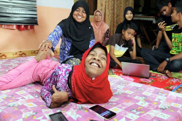 Inspiring Woman With No Limbs Defies All Odds to Make Her Mother's ...