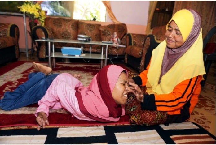 Inspiring Woman With No Limbs Defies All Odds to Make Her Mother's ...