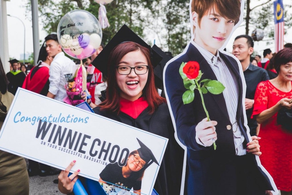 Malaysian Graduate's Dreams Come True When K-Pop Idol Attends Her Convo ...