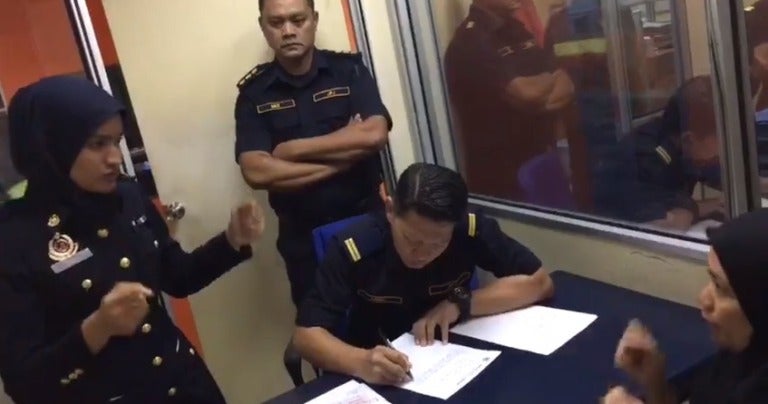 JPJ Officer Uses Sign Language to Help Deaf and Mute Couple, Earns ...