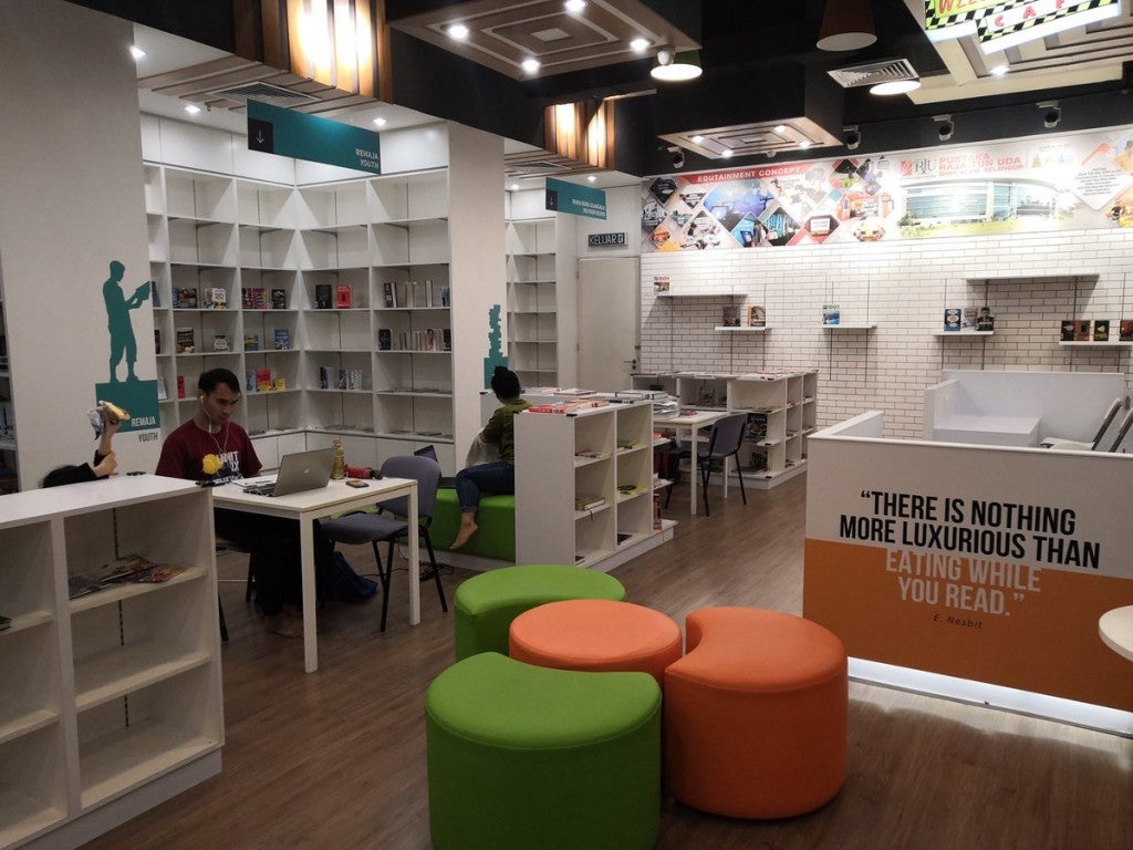 This New Public Library in a PJ Mall Has Over 5,000 Books & Entrance is ...