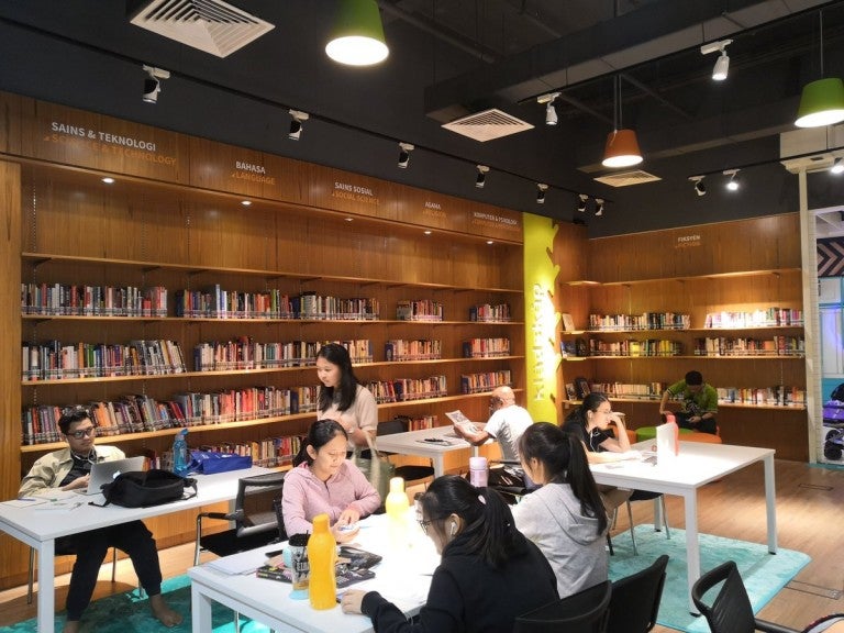 This New Public Library in a PJ Mall Has Over 5,000 Books & Entrance is ...