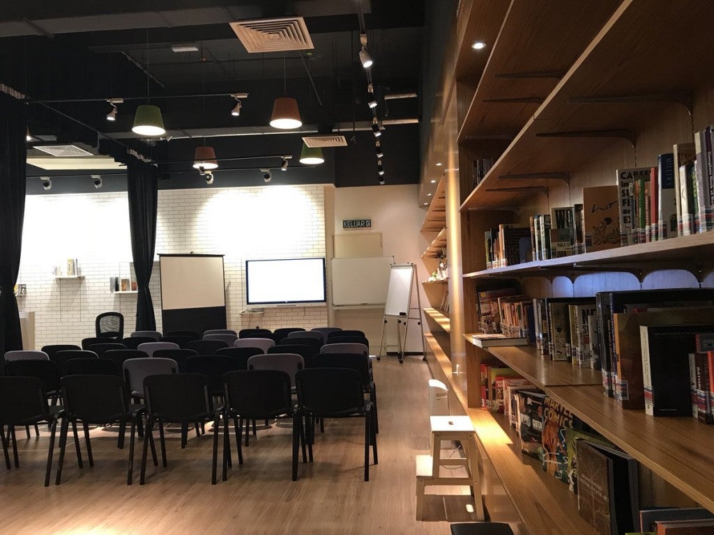 This New Public Library in a PJ Mall Has Over 5,000 Books & Entrance is ...