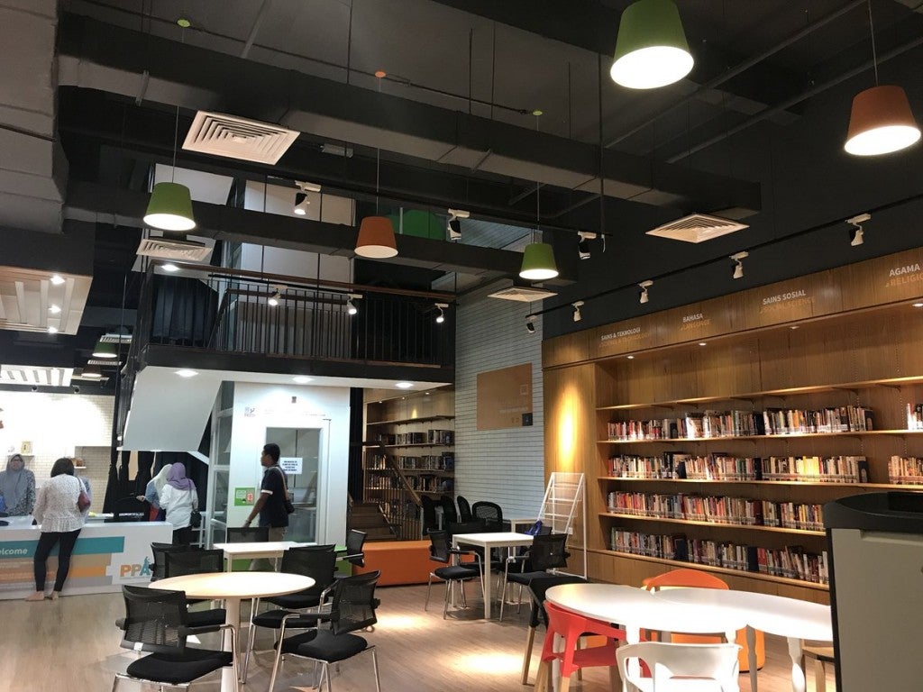 This New Public Library in a PJ Mall Has Over 5,000 Books & Entrance is ...