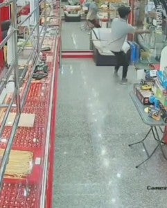 Watch How This Robber Tries to Steal a Gold Necklace and Fails ...