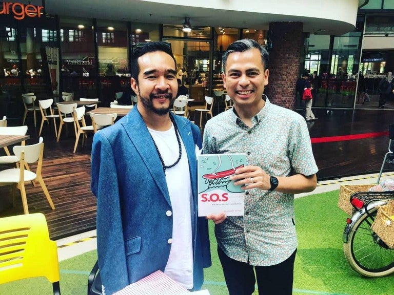 This M'sian Man Born Without Hands Releases First Book About His ...