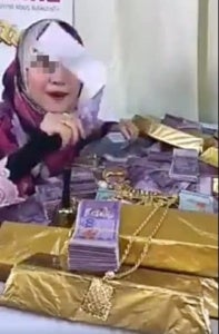 M'sian Kantoi Using Fake Money During FB Live When Showing Off Stacks ...