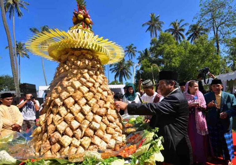The ‘Ketupat War’ & 3 Other Unique Raya Traditions In the World You ...