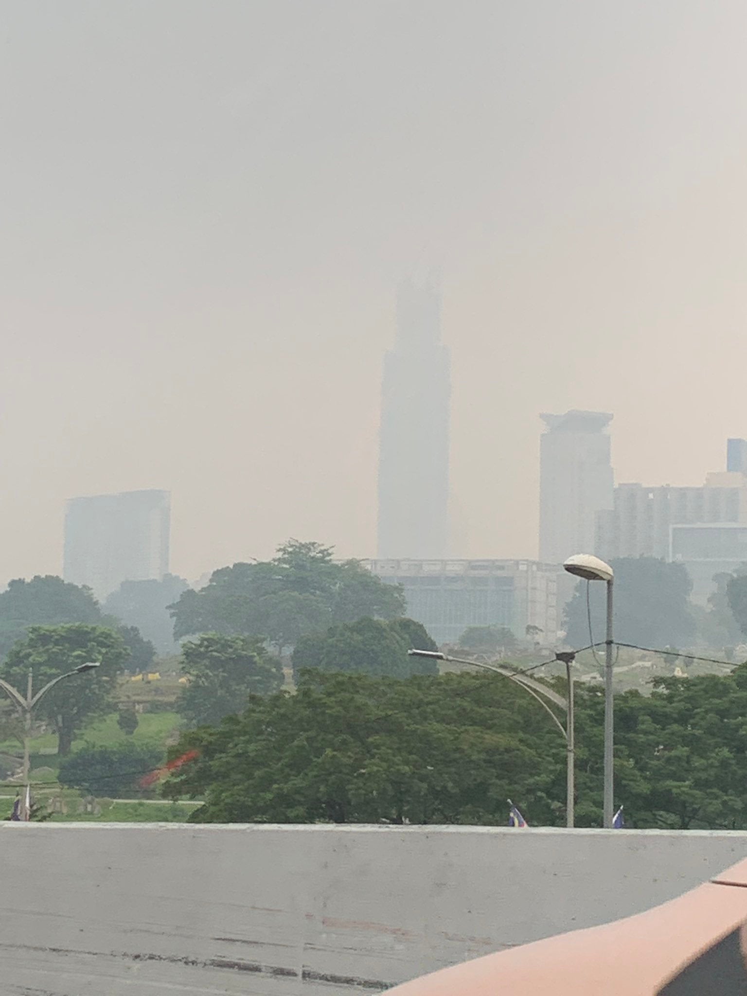 [Photos] The Haze Is So Bad in Malaysia That Even KL Tower & KLCC Are ...
