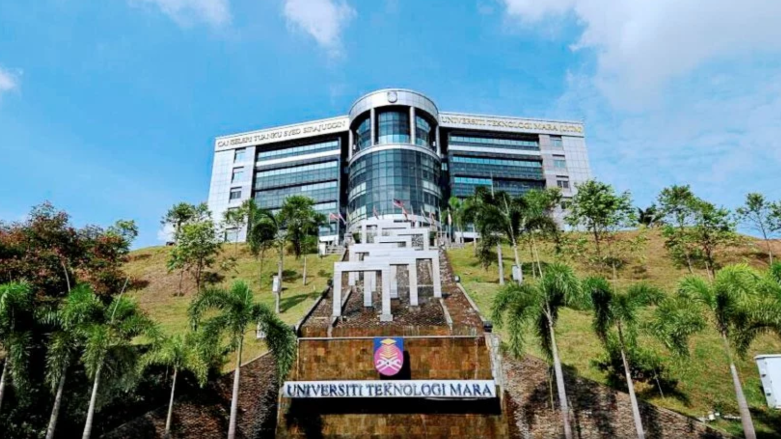 This UiTM Law Student Finally Graduates After Failing 18 Times In 11 ...