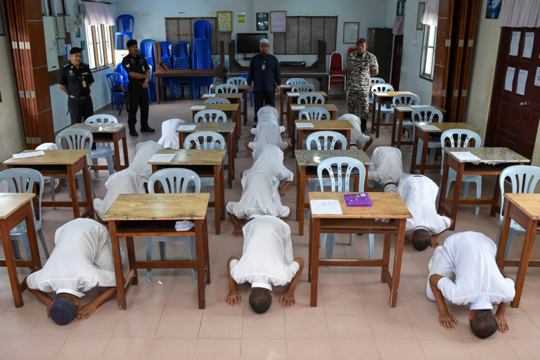 Heartwarming Picture of Students Kneeling in Jail After Finishing SPM ...
