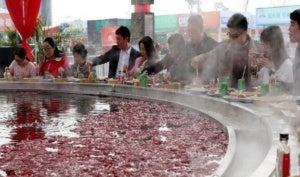 The World's Largest Hotpot Can Hold 2,000kg of Soup & Fit 56 People At ...