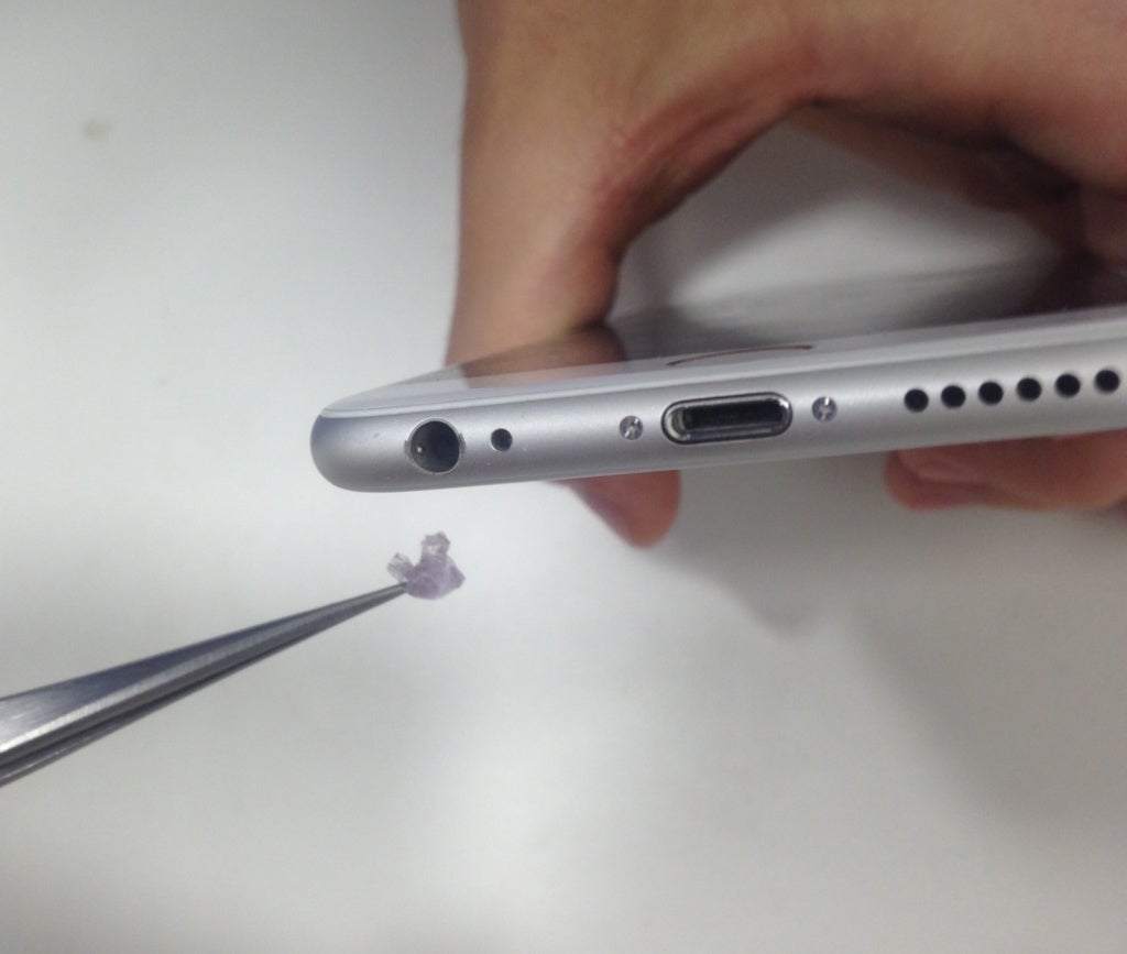 Video: M'sian Shares How To Clean Your Phone Speakers & Charging Port ...