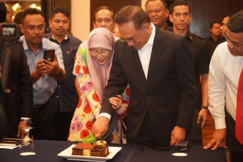 It's Anwar & Wan Azizah's 40th Anniversary Today & They're Still As ...