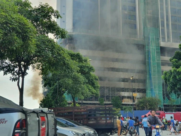 Under Construction Building in Subang Becomes Tower of Smoke Due to ...