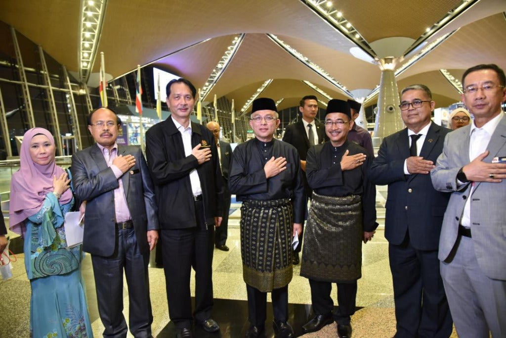 Miss Giving a Handshake? Here Are 11 Alternative Greetings You Can Try ...