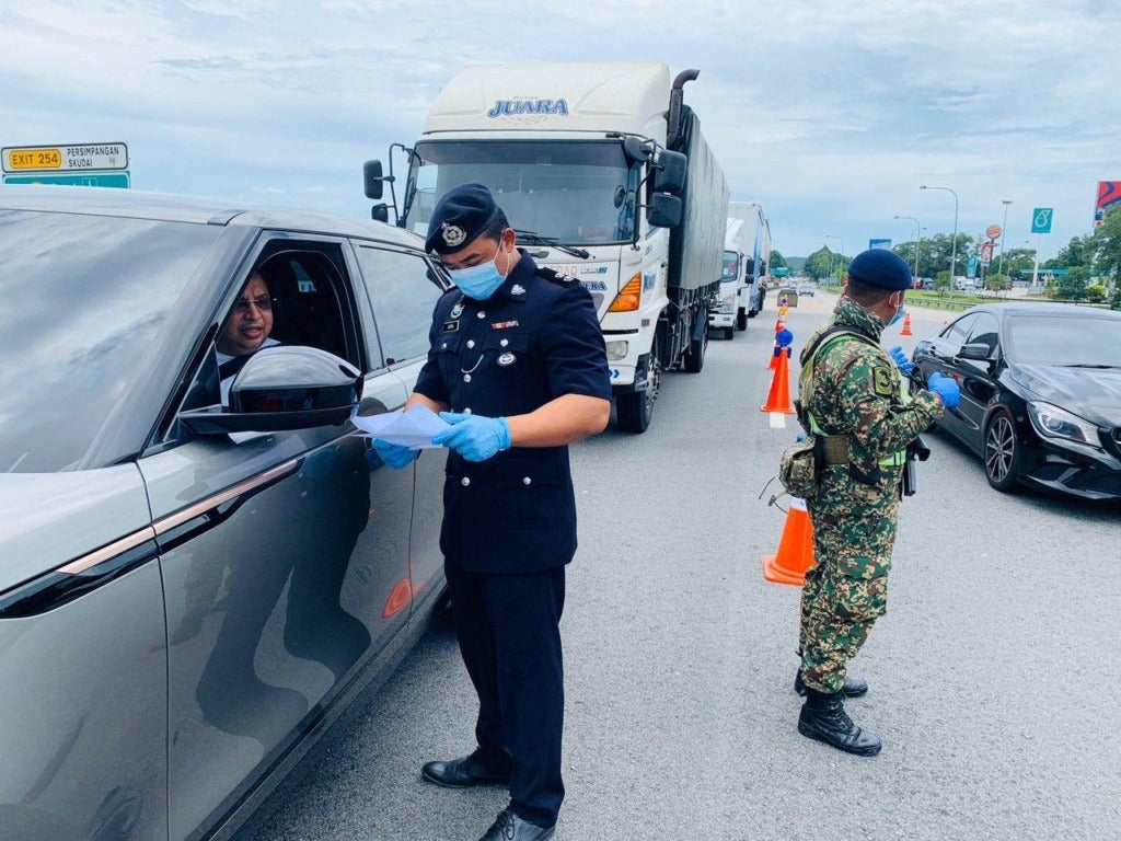 Meet Azrul, The PDRM Officer Who Worked Hard During Raya While We ...
