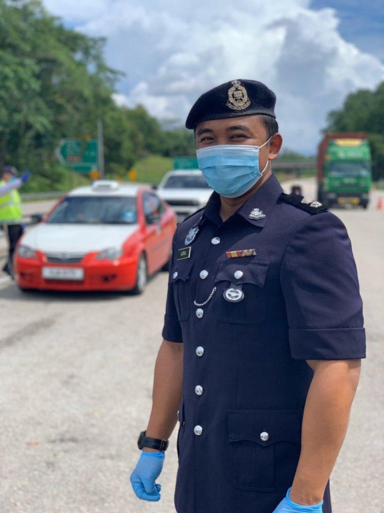 Meet Azrul, The PDRM Officer Who Worked Hard During Raya While We ...