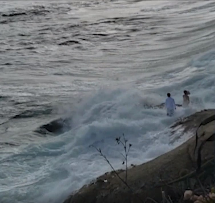 Couple Gets Swept Away By Massive Waves During Their Wedding Photoshoot ...