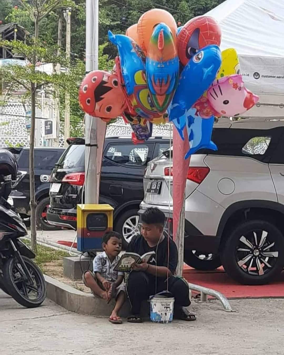 This Boy Teaches His Little Brother to Read While Selling Balloons to ...
