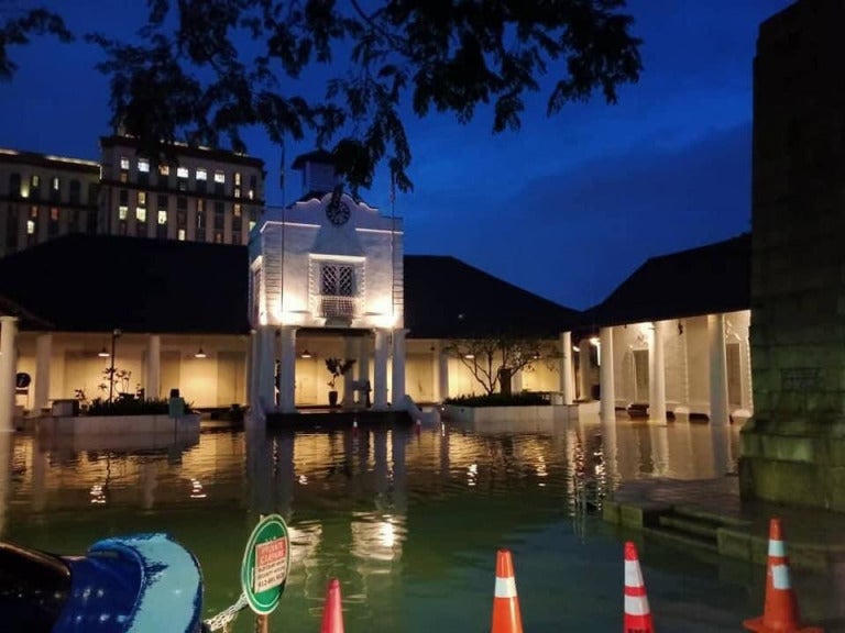 Video: Sarawakians Terrorised By Monsoon Season With Waist-Deep Flash ...
