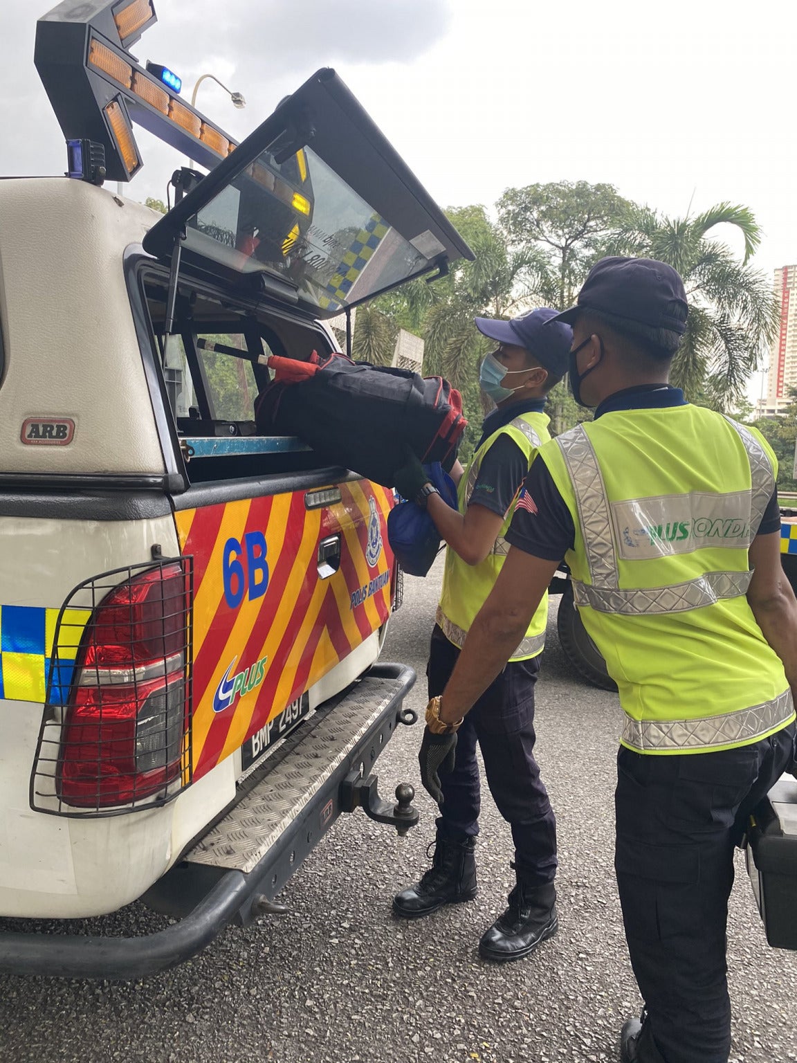 Kind Police Officer Drives M'sian Student To The Airport After Her Car ...