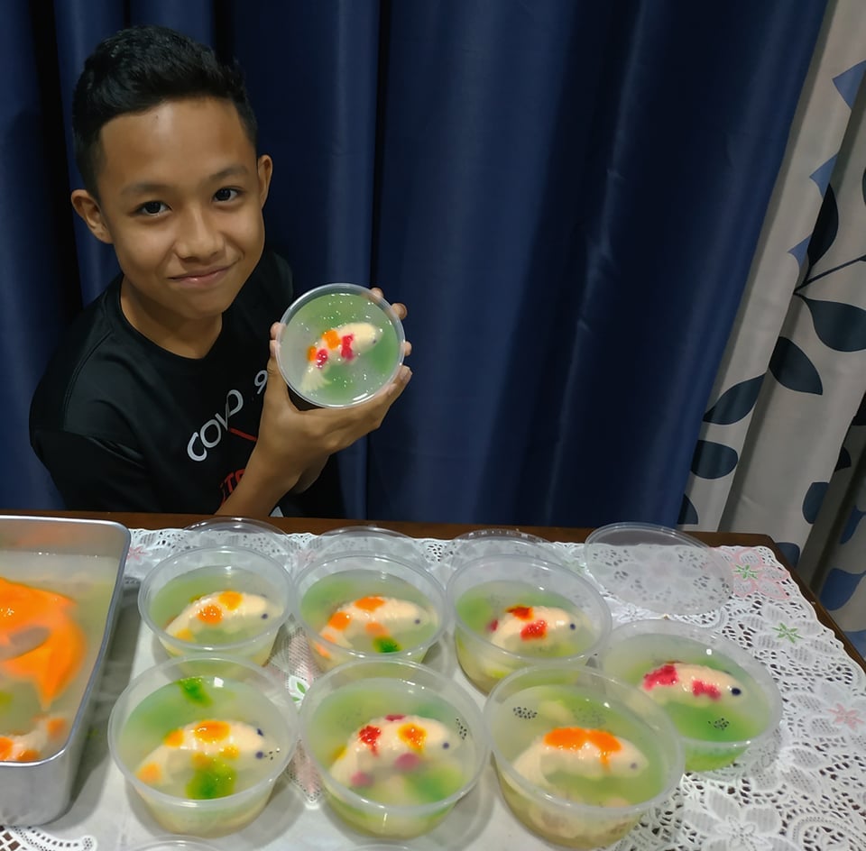 Photos: M'sian Mum Makes Realistic Koi Fishes Out Of Jelly & Gardenia ...