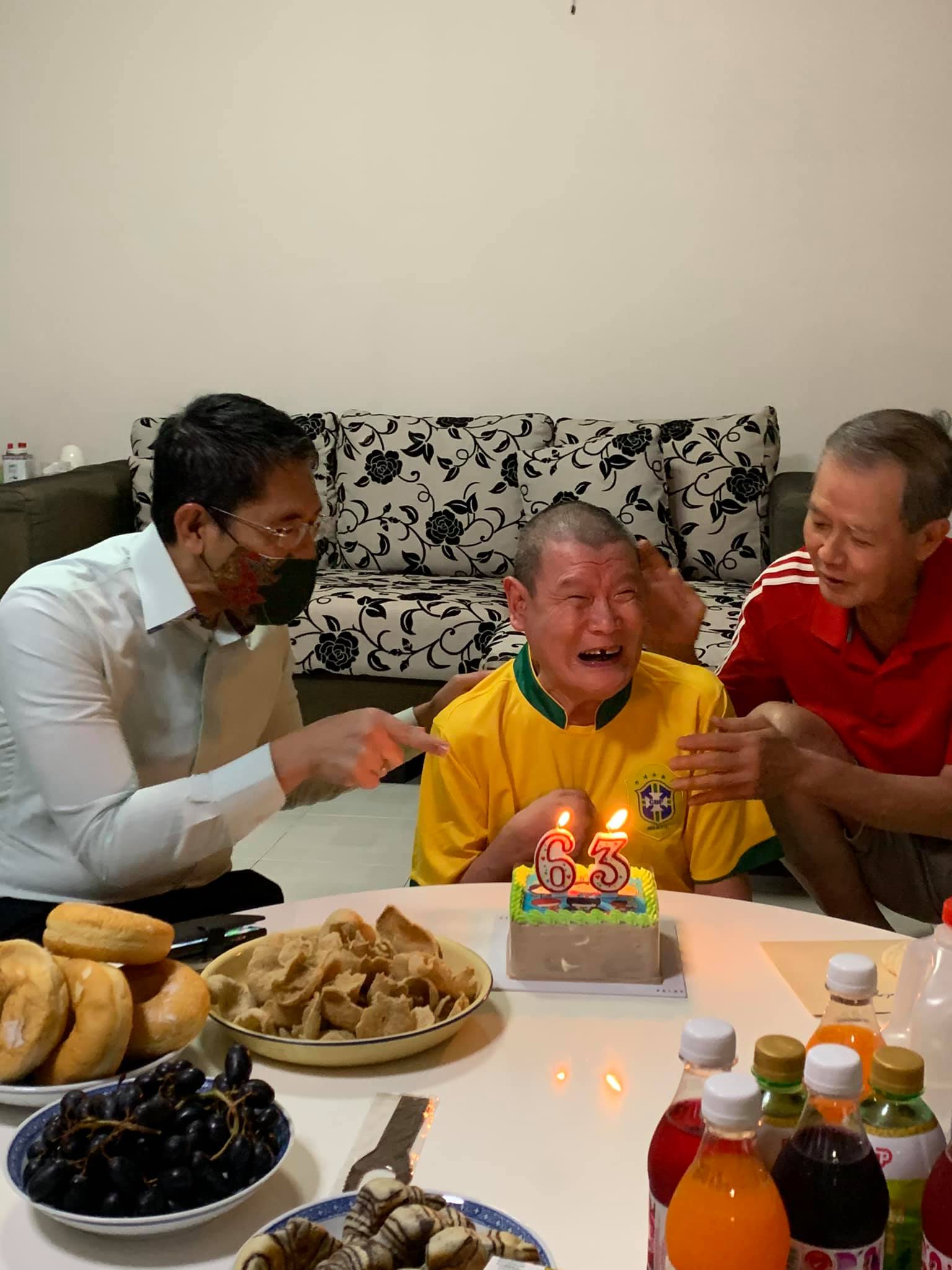 Elderly Man With Cerebral Palsy Cries Tears Of Joy After S'porean ...