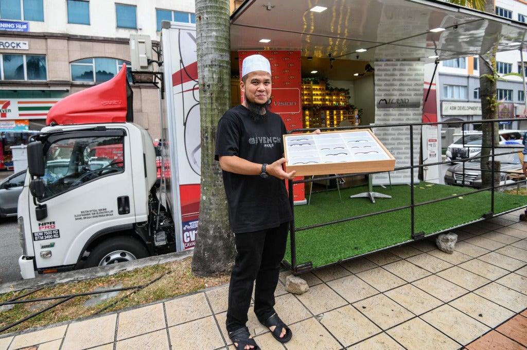 Ebit Lew Donates 1,000 Pairs of Glasses Worth RM200,000 For Students In ...