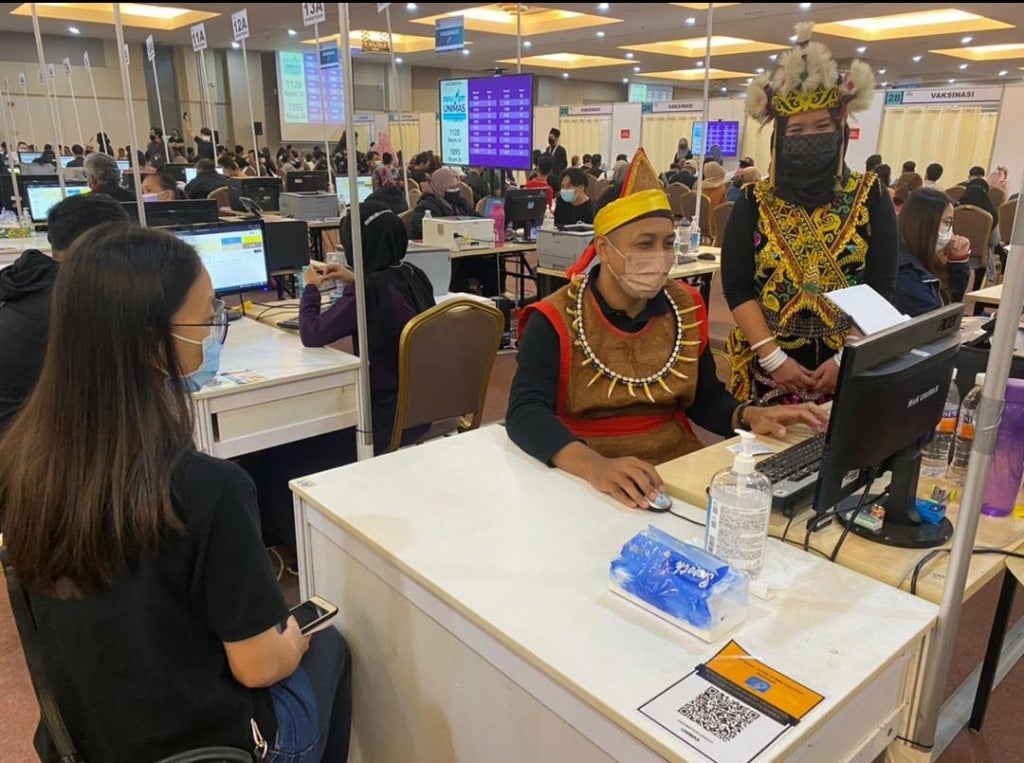 "So beautiful!" Staff At PPV UNIMAS Dress Up In Their Traditional ...