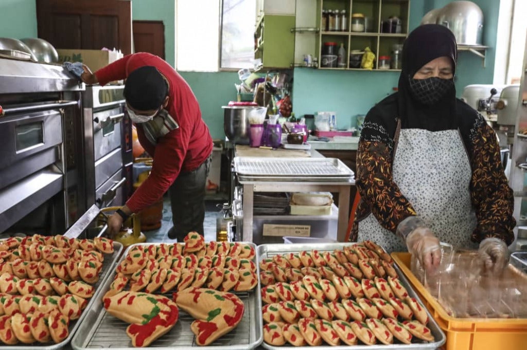 Malay Aunty From Klang Sells Koi Fish-Shaped Bahulu & They are Loved By ...