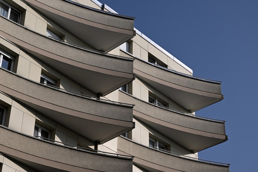 Family of 5 Shockingly Jumps Off Their Apartment's Balcony in ...