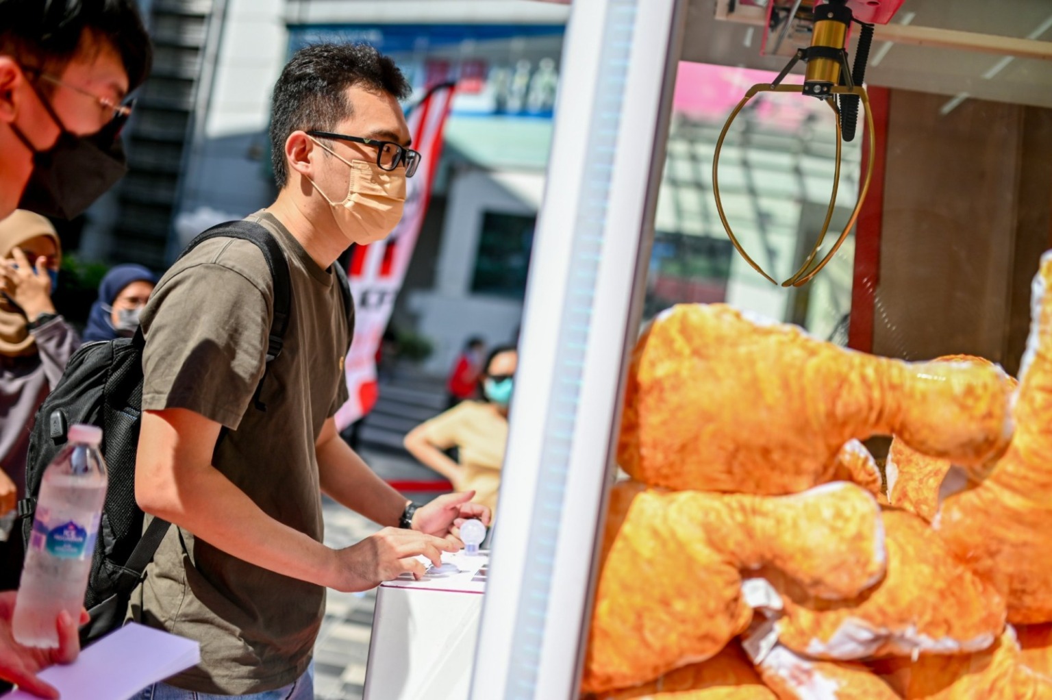 There's A Huge KFC Claw Machine Game Right Outside Pavilion KL For You ...