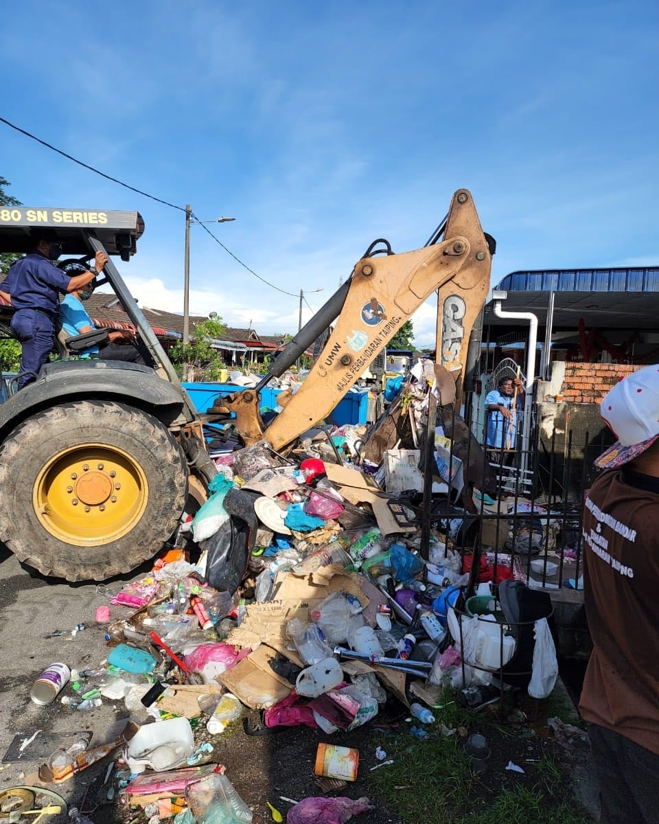 House Full Of Rubbish Goes Viral, Taiping City Council Brings 3 Lorries ...