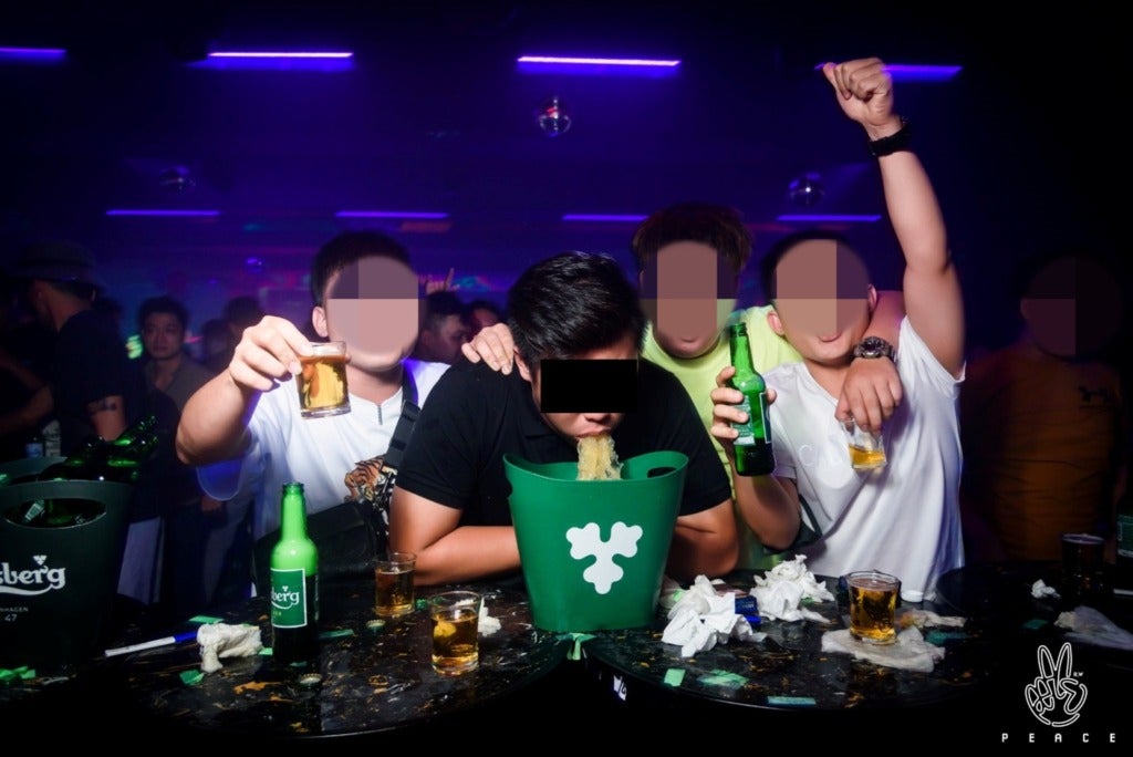 M'sian Pukes Into Bucket While His Friends Cheer In Penang Club ...