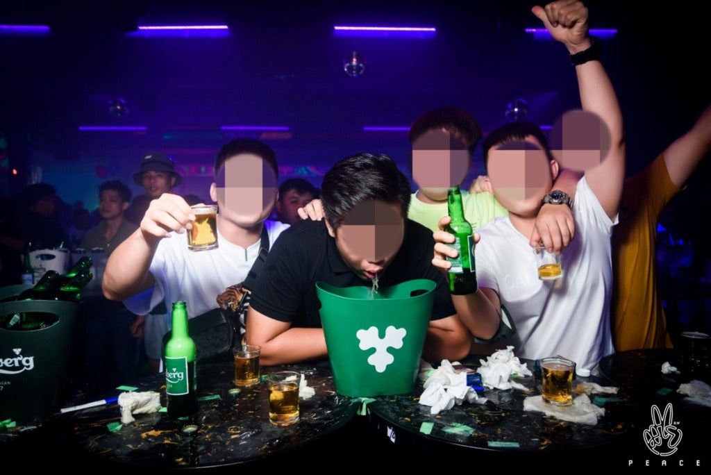 M'sian Pukes Into Bucket While His Friends Cheer In Penang Club ...