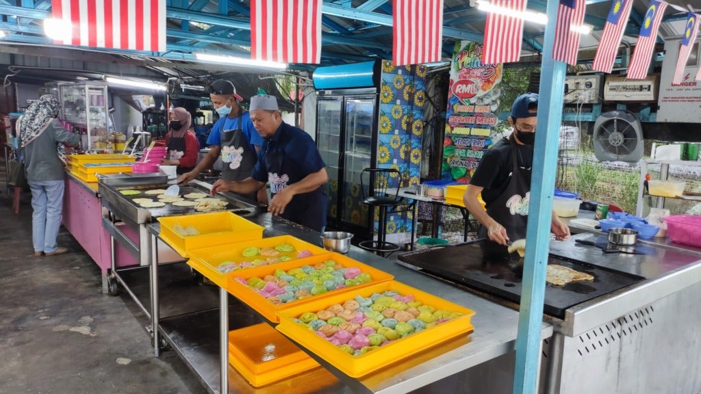 Flavoured Roti Canai! This Place In Kuala Selangor Serves Rainbow Roti ...