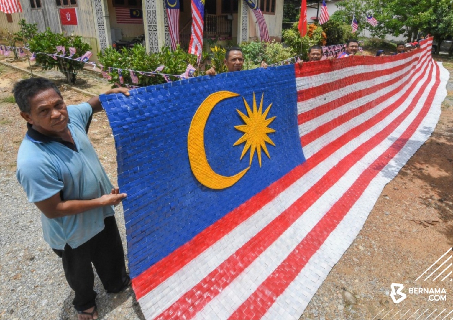 A Glowing KLCC & Giant Bunga Rayas? Here Are 6 Of The Best Merdeka ...