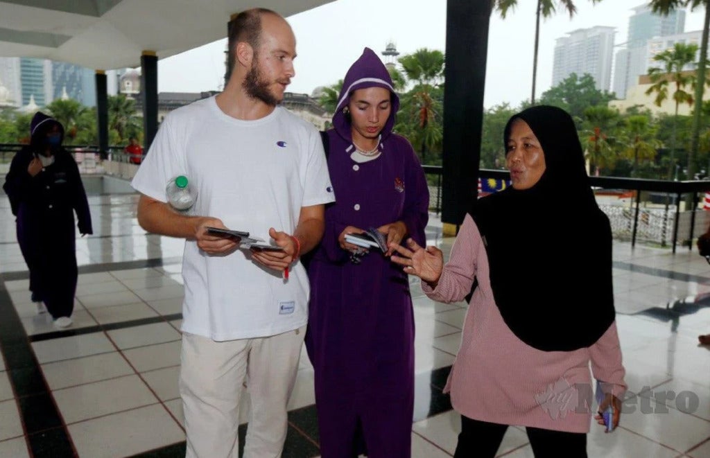 Viral M'sian Cleaner Auntie In KL Mosque Speaks 5 Languages & Was A ...