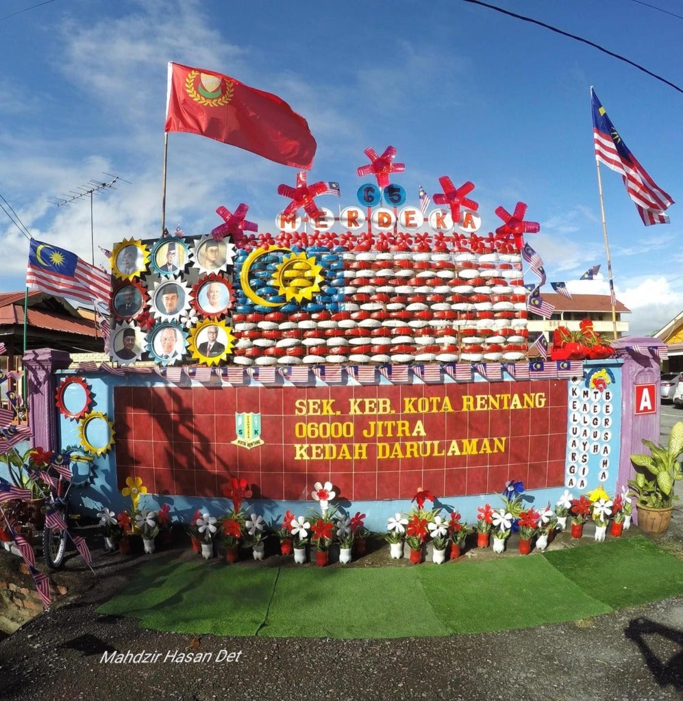 A Glowing KLCC & Giant Bunga Rayas? Here Are 6 Of The Best Merdeka ...