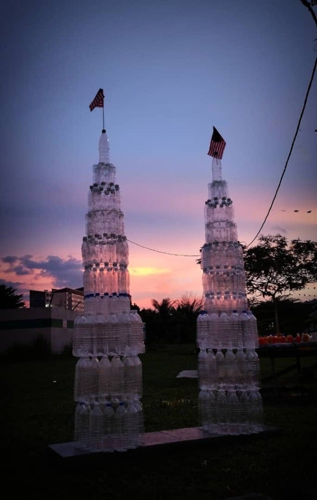 A Glowing KLCC & Giant Bunga Rayas? Here Are 6 Of The Best Merdeka ...