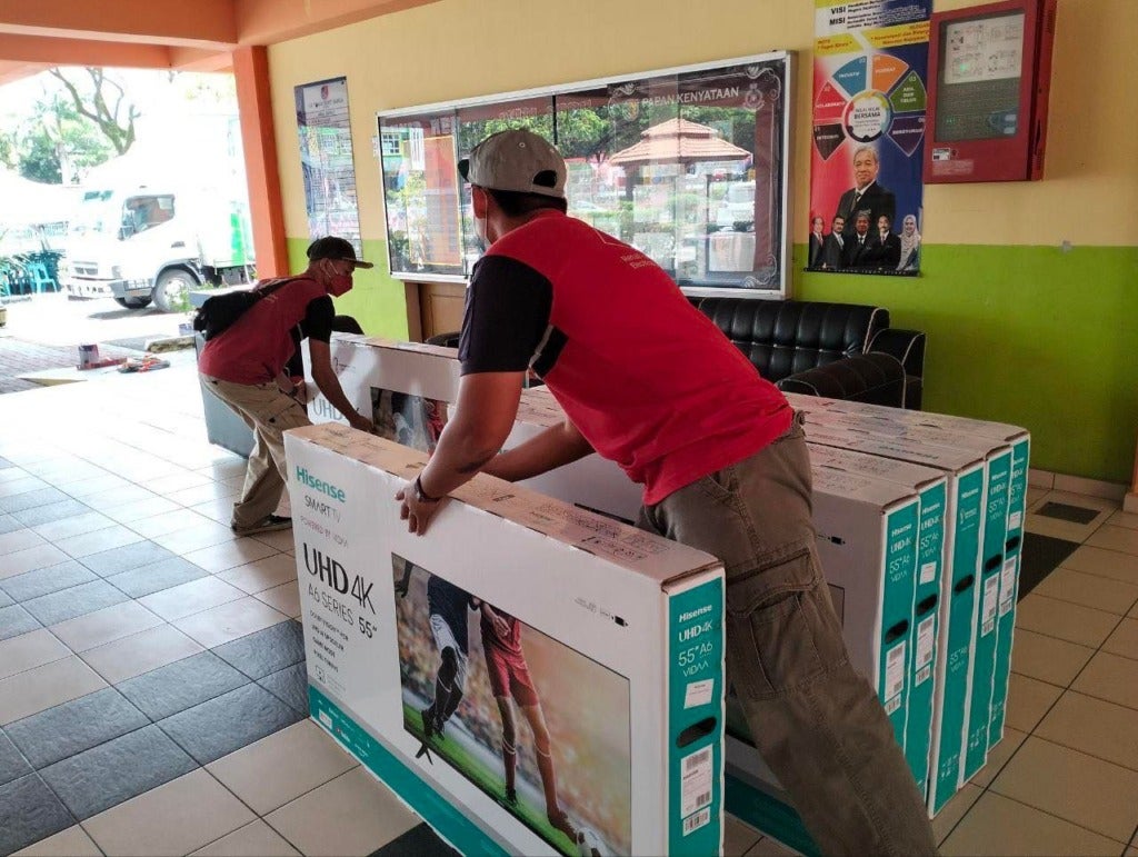 Primary School In Johor Praised By M'sians For Installing 10 Smart TVs ...