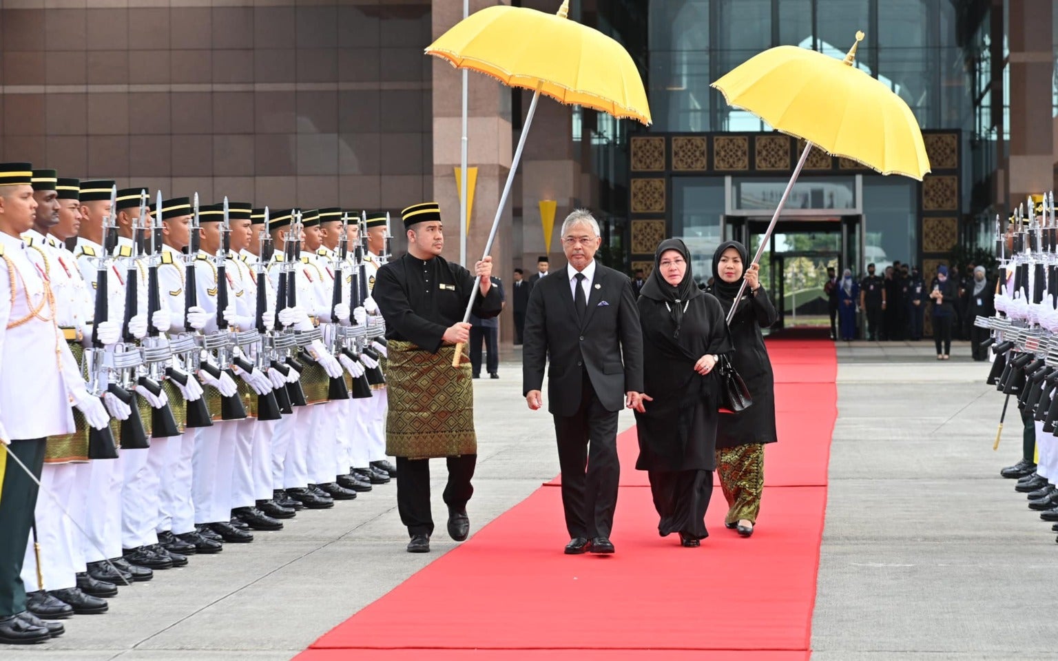 Agong and Raja Permaisuri Agong Represent M'sia & Attend Burial of Late ...