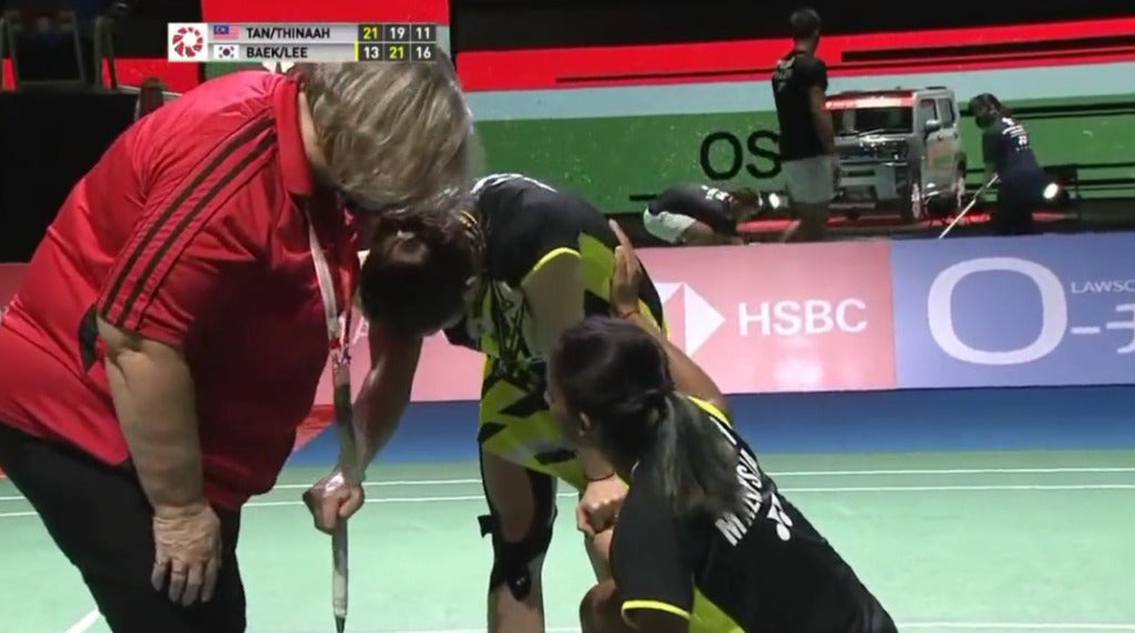 M'sian Badminton Player Cries After Sustaining Painful Knee Injury ...