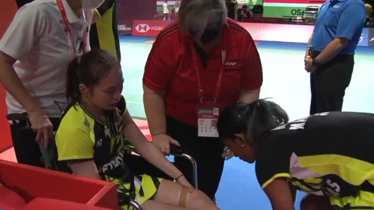 M'sian Badminton Player Cries After Sustaining Painful Knee Injury ...