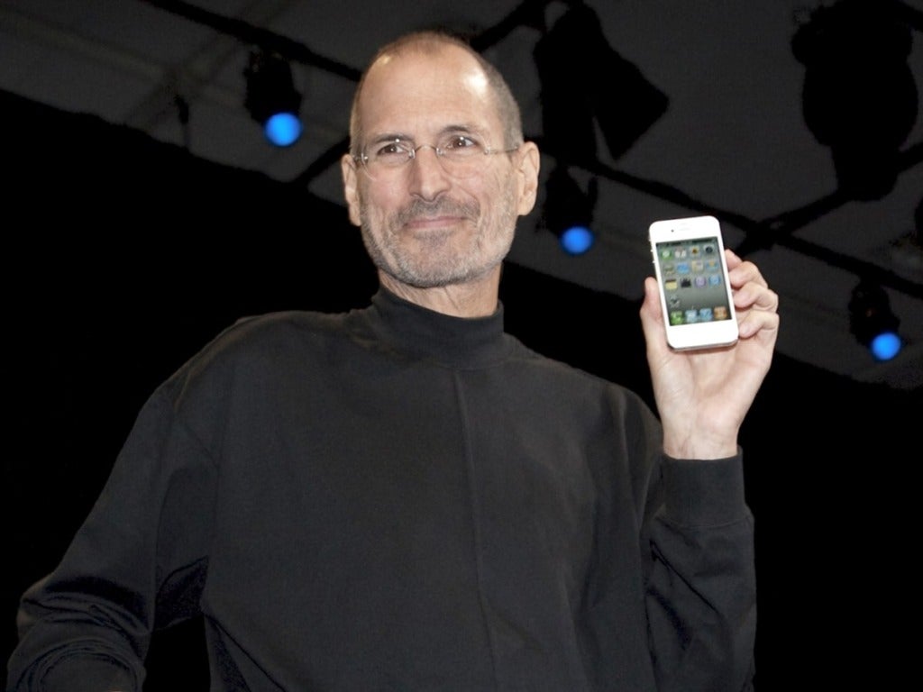 "In honour of Steve Jobs" - Indian Man Travels to Dubai for iPhone 14 ...