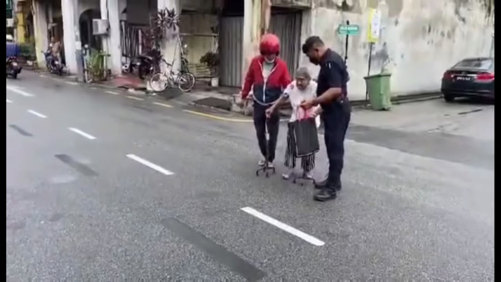 WATCH: Kind Police Officer Carries Elderly Aunty Across The Road, Gives ...